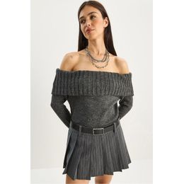 Strickpullover mit Madonna-Kragen