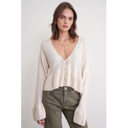 Knitpullover mit tiefem, detailliertem V-Ausschnitt und R&uuml;schen