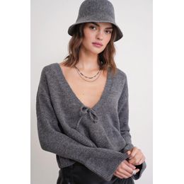 Knitpullover mit tiefem, detailliertem V-Ausschnitt und R&uuml;schen