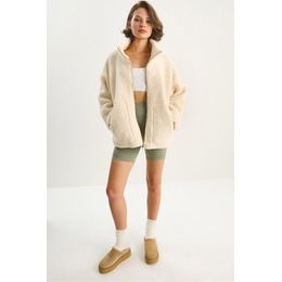 &Uuml;bergro&szlig;e Pl&uuml;schjacke mit Taschen