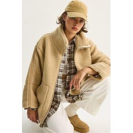 &Uuml;berdimensionale Pl&uuml;schjacke mit Taschen