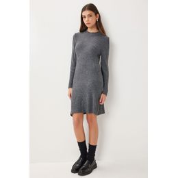 Geripptes A-Linien Strick-Minikleid