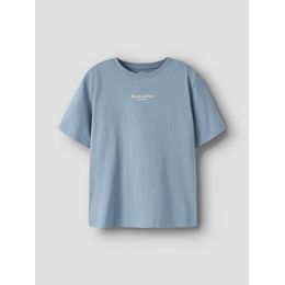 T-Shirt name it "NKMBRODY SS NREG TOP NOOS", Jungen, Gr. 116, ashley blau print:with jet stream print, Jersey, Obermaterial: 100% Baumwolle, bedruckt, unifarben, regular fit h&uuml;ftlang, Rundhals, abgesteppte Kante, Shirts T-Shirt, mit dezentem 3D-Frontmotiv