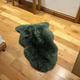 Echter Thymiangr&uuml;ner Schaffell-Teppich, seidig, nat&uuml;rlich, weich und flauschig, echte Wolle