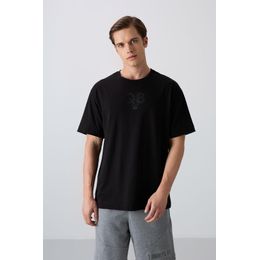 &Uuml;bergr&ouml;&szlig;en T-Shirt mit bedrucktem Logo und Rundhalsausschnitt