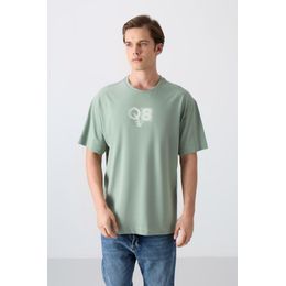 &Uuml;bergr&ouml;&szlig;tes T-Shirt mit bedrucktem Logo und Rundhalsausschnitt