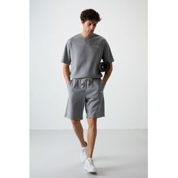 &Uuml;bergro&szlig;es T-Shirt mit kurzen &Auml;rmeln und Shorts-Set