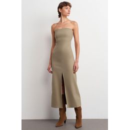 Tr&auml;gerloses, tailliertes Midikleid mit Schlitz