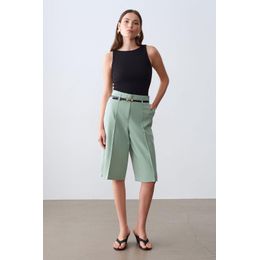 Hochtaillierte weit geschnittene Crepe-Shorts mit G&uuml;rtel