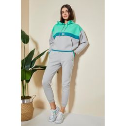 Farbig abgesetztes Kapuzensweatshirt- und Hosen-Set