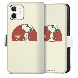 DeinDesign iPhone 12 Handy Klapph&uuml;lle Handyh&uuml;lle aus Kunst Leder wei&szlig; Flip Case Snoopy Official Licensed Product Kindheit Sideflip mit Lasche