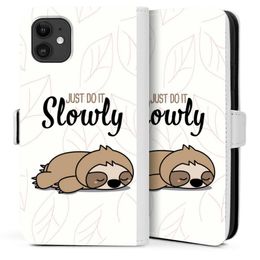 DeinDesign iPhone 11 Handy Klapph&uuml;lle Handyh&uuml;lle aus Kunst Leder wei&szlig; Flip Case Animals Sloth Lazy Sunday Sideflip mit Lasche