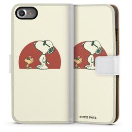 DeinDesign iPhone SE (2022) Handy Klapph&uuml;lle Handyh&uuml;lle aus Kunst Leder wei&szlig; Flip Case Official Licensed Product Kindheit Snoopy Sideflip mit Lasche