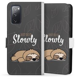 DeinDesign Galaxy S20 FE 5G Handy Klapph&uuml;lle Handyh&uuml;lle aus Kunst Leder wei&szlig; Flip Case Lazy Sunday Sayings Sloth Sideflip mit Lasche