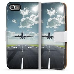 DeinDesign iPhone SE (2022) Handy Klapph&uuml;lle Handyh&uuml;lle aus Kunst Leder wei&szlig; Flip Case Airplane Wanderlust Urlaub Sideflip mit Lasche