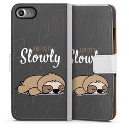 DeinDesign iPhone SE (2020) Handy Klapph&uuml;lle Handyh&uuml;lle aus Kunst Leder wei&szlig; Flip Case Lazy Sunday Sayings Sloth Sideflip mit Lasche