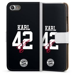 DeinDesign iPhone SE (2022) Handy Klapph&uuml;lle Handyh&uuml;lle aus Kunst Leder wei&szlig; Flip Case Merchandise Fc Bayern M&uuml;nchen Lennart Karl Sideflip mit Lasche