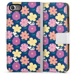 DeinDesign iPhone SE (2022) Handy Klapph&uuml;lle Handyh&uuml;lle aus Kunst Leder wei&szlig; Flip Case Snoopy Flowers Muster Sideflip mit Lasche