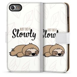 DeinDesign iPhone SE (2022) Handy Klapph&uuml;lle Handyh&uuml;lle aus Kunst Leder wei&szlig; Flip Case Sloth Lazy Sunday Animals Sideflip mit Lasche
