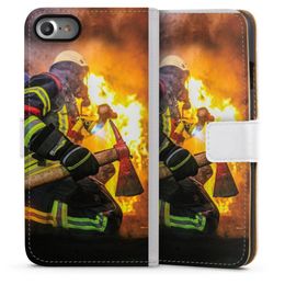 DeinDesign iPhone SE (2022) Handy Klapph&uuml;lle Handyh&uuml;lle aus Kunst Leder wei&szlig; Flip Case Fire Fighters Fire Life Saver Sideflip mit Lasche