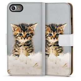 DeinDesign iPhone SE (2022) Handy Klapph&uuml;lle Handyh&uuml;lle aus Kunst Leder wei&szlig; Flip Case Cat Pet Feather Sideflip mit Lasche
