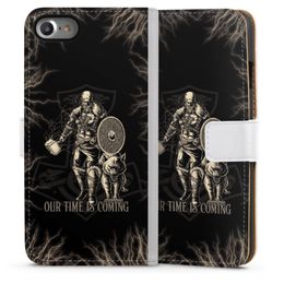 DeinDesign iPhone SE (2022) Handy Klapph&uuml;lle Handyh&uuml;lle aus Kunst Leder wei&szlig; Flip Case Wikinger Vikings Tv Show Designs Sideflip mit Lasche