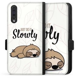 DeinDesign Galaxy A50 Handy Klapph&uuml;lle Handyh&uuml;lle aus Kunst Leder schwarz Flip Case Animals Sloth Lazy Sunday Sideflip mit Lasche
