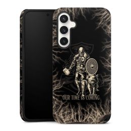 DeinDesign Galaxy S23 FE Handy Panzer Handyh&uuml;lle robuste Outdoor H&uuml;lle Schutzh&uuml;lle gl&auml;nzend Tv Show Designs Wikinger Vikings Tough Case