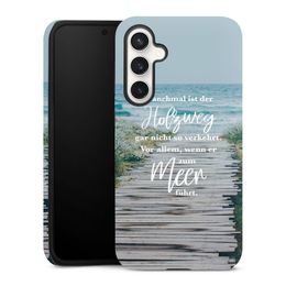 DeinDesign Galaxy S23 FE Handy Panzer Handyh&uuml;lle robuste Outdoor H&uuml;lle Schutzh&uuml;lle gl&auml;nzend Statement Beach Spruch Tough Case
