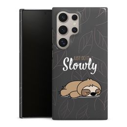 DeinDesign Galaxy S24 Ultra Handy Premium Case Smartphone Handyh&uuml;lle Schutzh&uuml;lle gl&auml;nzend Sloth Lazy Sunday Sayings Premium Case