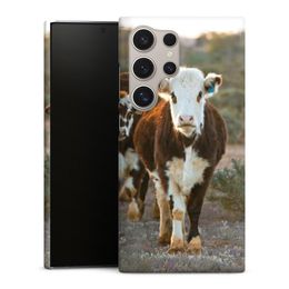 DeinDesign Galaxy S24 Ultra Handy Premium Case Smartphone Handyh&uuml;lle Schutzh&uuml;lle gl&auml;nzend Cow Farmer Calf Premium Case