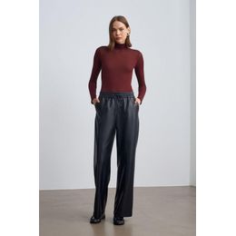Damenweite Kunstlederhose