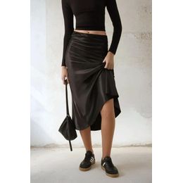Hochtaillierter Satin-Midirock