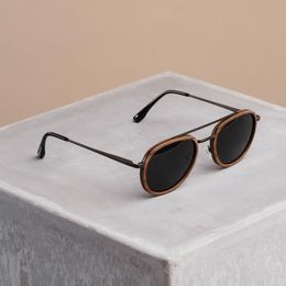 Sonnenbrille aus grauem Edelstahl und Walnuss-Holz mit feiner Maserung