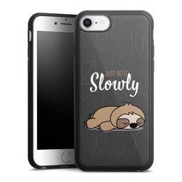 DeinDesign iPhone SE (2020) Handy Gallery Case Handyh&uuml;lle 9H Geh&auml;rtetes Glas R&uuml;ckseite H&uuml;lle Lazy Sunday Sayings Sloth Gallery Case
