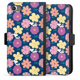 DeinDesign iPhone SE (2020) Handy Klapph&uuml;lle Handyh&uuml;lle aus Kunst Leder schwarz Flip Case Flowers Muster Snoopy Sideflip mit Lasche