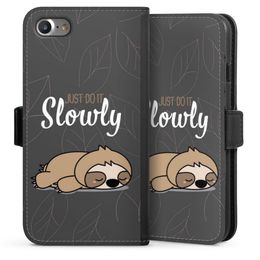 DeinDesign iPhone SE (2020) Handy Klapph&uuml;lle Handyh&uuml;lle aus Kunst Leder schwarz Flip Case Lazy Sunday Sayings Sloth Sideflip mit Lasche