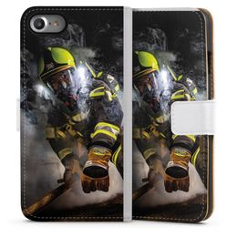 DeinDesign iPhone SE (2022) Handy Klapph&uuml;lle Handyh&uuml;lle aus Kunst Leder wei&szlig; Flip Case Fire Fighter Fire Fighters Fire Sideflip mit Lasche
