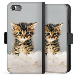 DeinDesign iPhone SE (2022) Handy Klapph&uuml;lle Handyh&uuml;lle aus Kunst Leder schwarz Flip Case Cat Pet Feather Sideflip mit Lasche