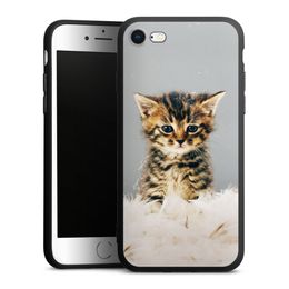 DeinDesign iPhone SE (2022) Handy Premium Silikon H&uuml;lle Handyh&uuml;lle schwarz Case Cat Pet Feather Silikon Premium Case