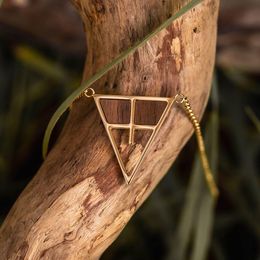 Holzkern Chiaroscuro Halskette Damen Gold und Walnuss