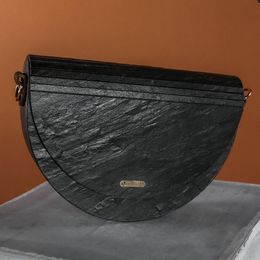 Holzkern Handtasche Uniqase Asami VEGAN Schwarzer Schiefer Umh&auml;ngetasche
