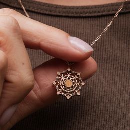 Holzkern Aphonia Halskette Damen Ros&eacute; und Olive