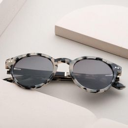 The Hyped Sonnenbrille mit UV 400 Schutz aus Leadwood und White Havana