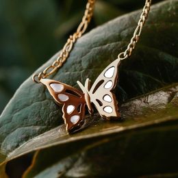Holzkern Fritillary Halskette Damen Gold und Wei&szlig;es Perlmutt