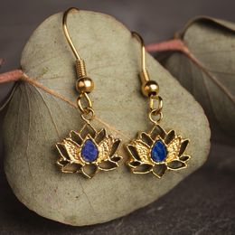 Holzkern Balance Ohrringe Damen Gold und Lapislazuli