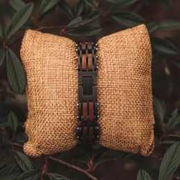 Holzkern Damen & Herren Armband Adagio Walnussholz & Edelstahl in Grau Gr&ouml;&szlig;enverstellbar