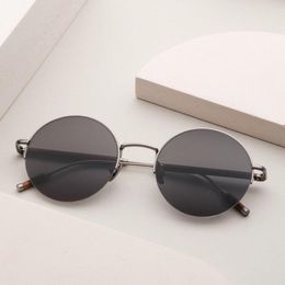 Holzkern Sonnenbrille The Adventurous (Walnuss/Dunkelgrau)