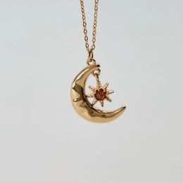 Holzkern Newmoon Halskette Damen Gold und Sandstein