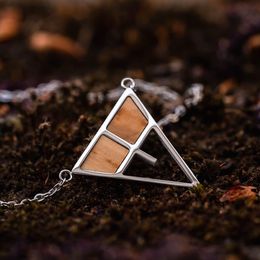Holzkern Chiaroscuro Halskette Damen Silber und Olive
